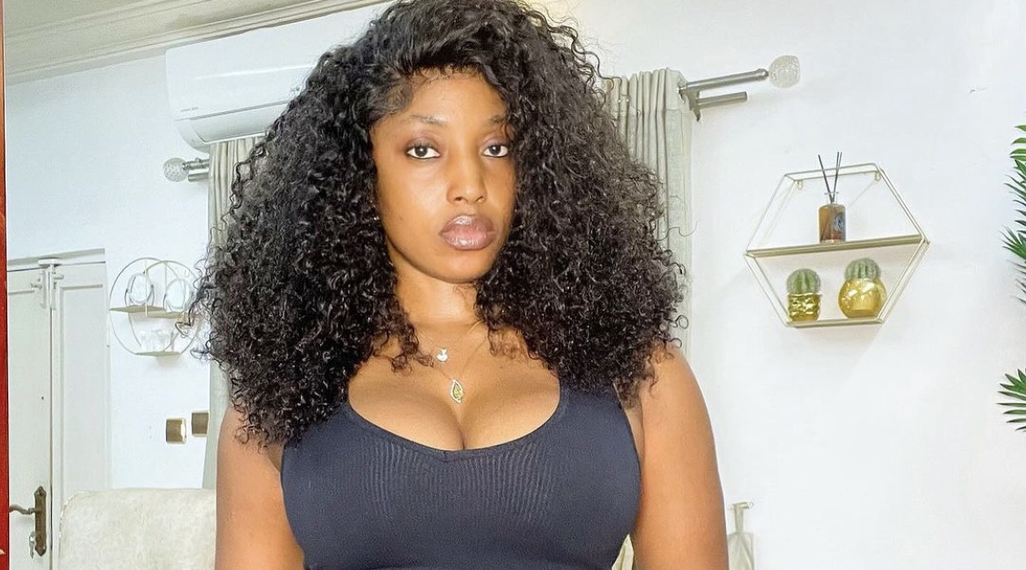 Abidemi Awotale la ravissante influenceuse fait des ravages avec son crop top et short en jeans ...