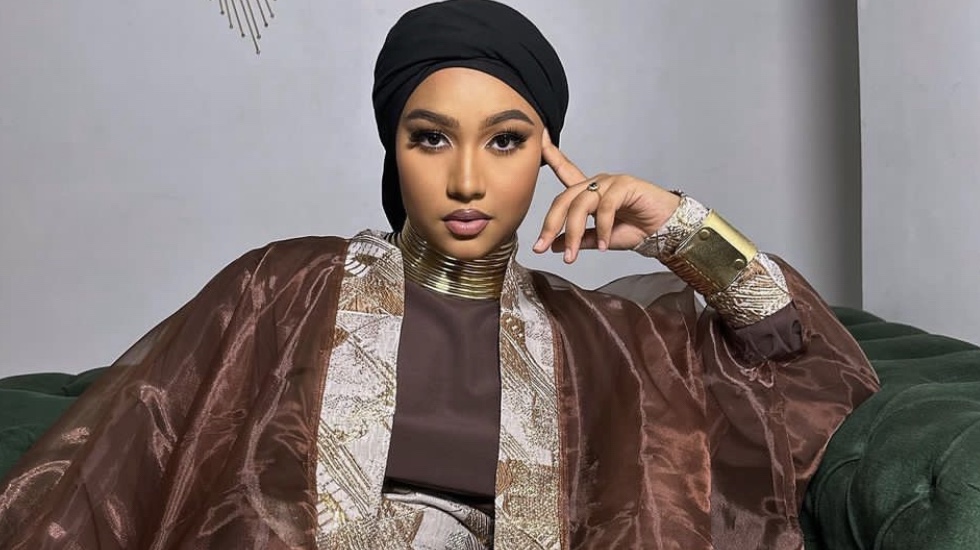 Découvrez la magnifique influenceuse Faynara dans son élégante tenue d ...