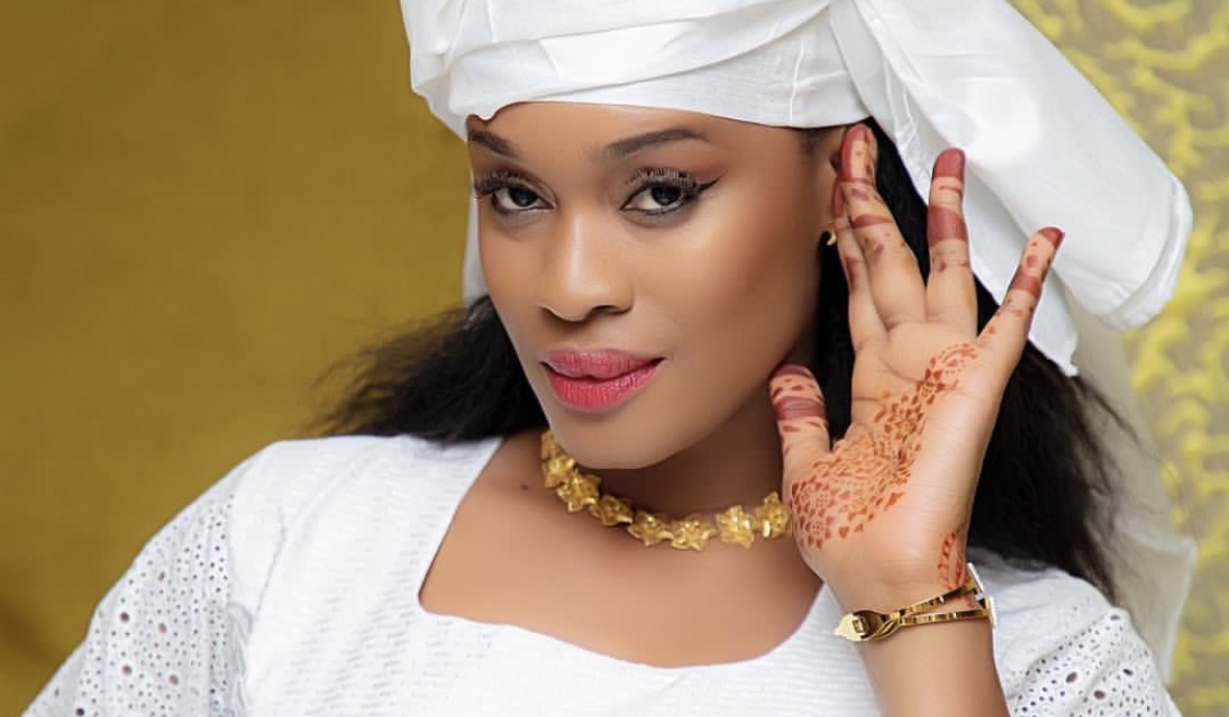 La belle actrice et animatrice Ndeye Ndack Touré brille en portant une ...