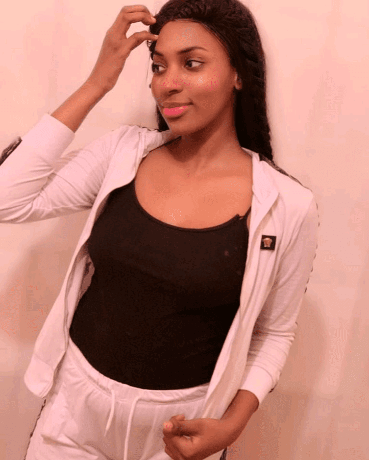 Amy Léa de la série "Karma" toujours aussi simple et classe ...