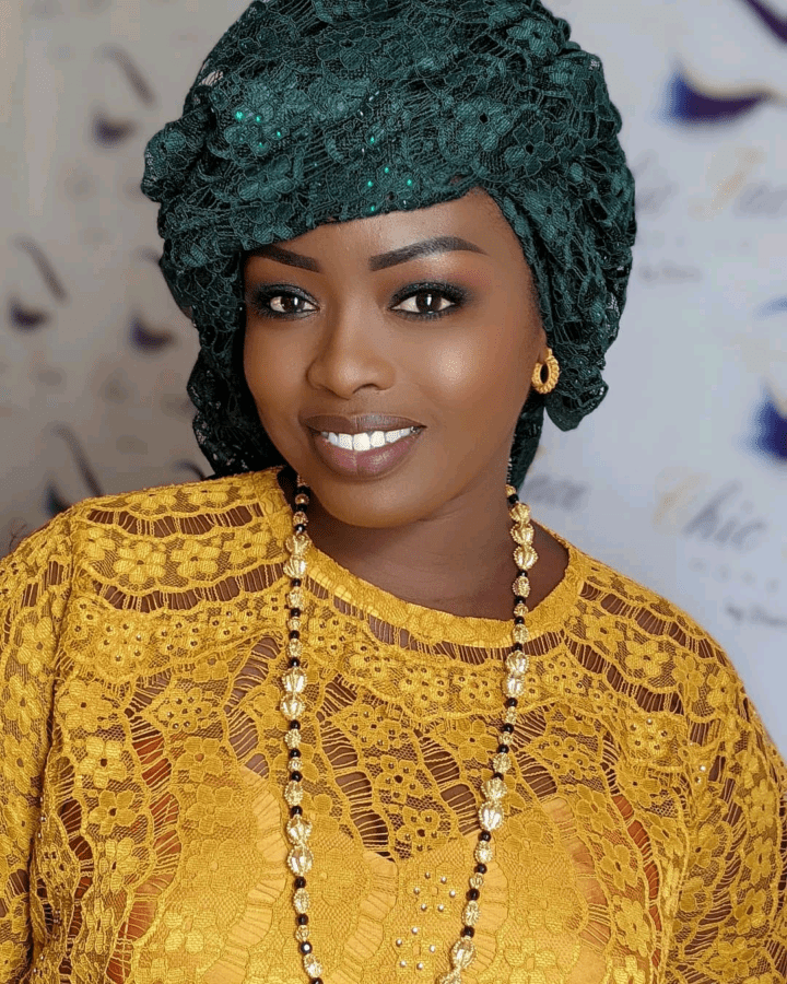 Lala de la série "Maîtresse d'un homme marié" toute élégante ...