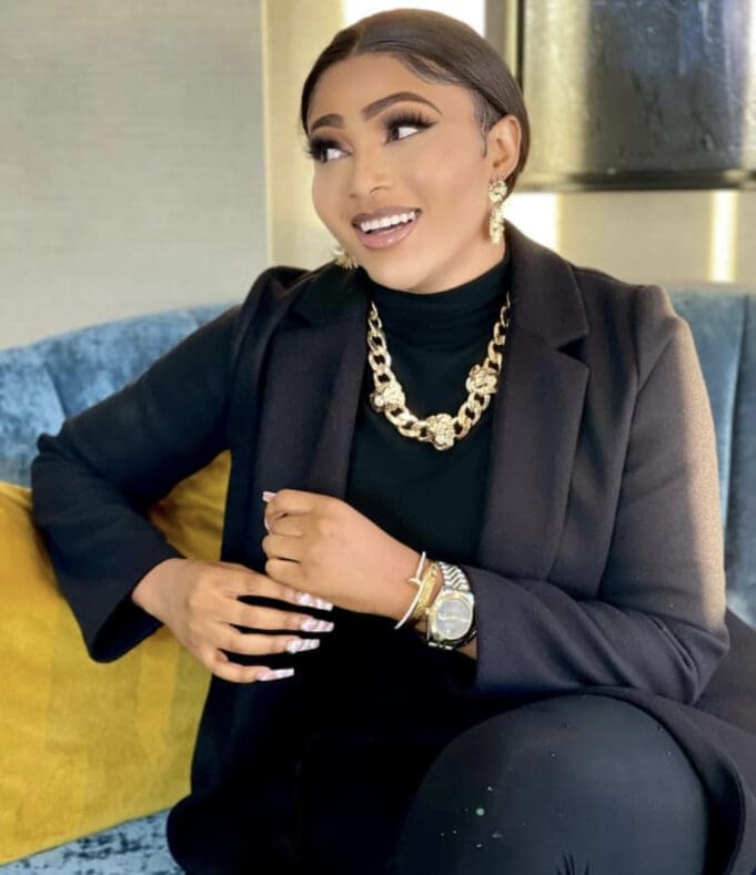 La camerounaise Syndy Emade est une actrice, mannequin et production de ...