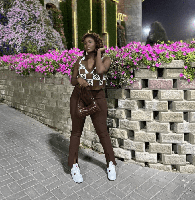 Depuis Dubaï, la Tik Tokeuse Aadjah Everywhere zappe les « nars » et ...