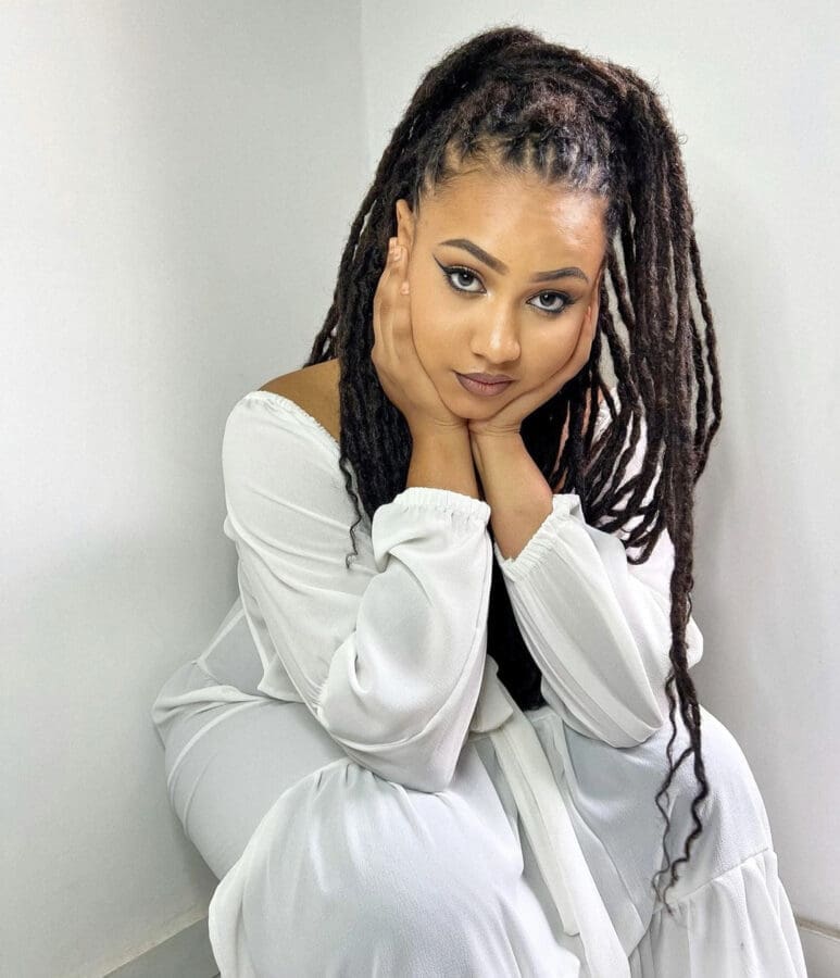 Admirez les belles photos de la ravissante tiktokeuse Faynara ...