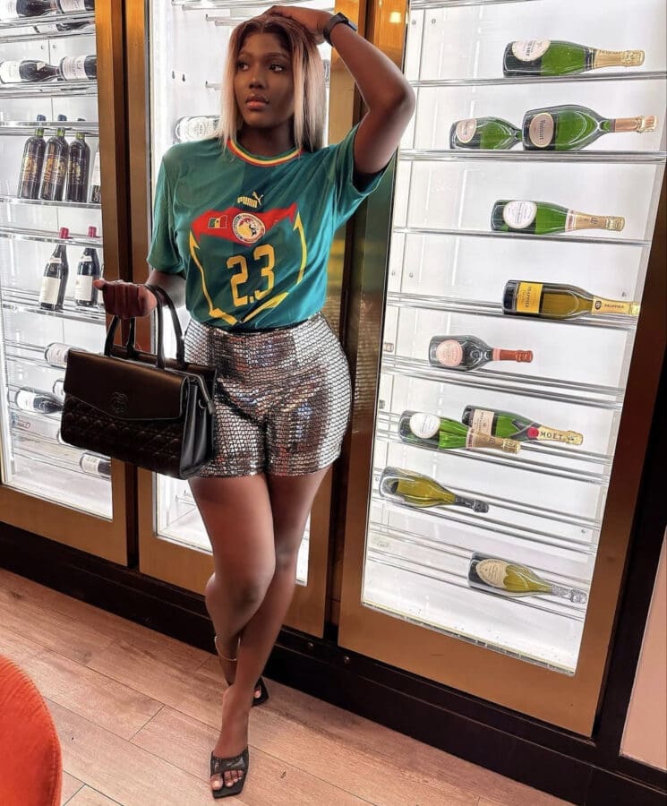 La sublime Adja alias Arame de la série "Valeurs" en mode maillot et ...