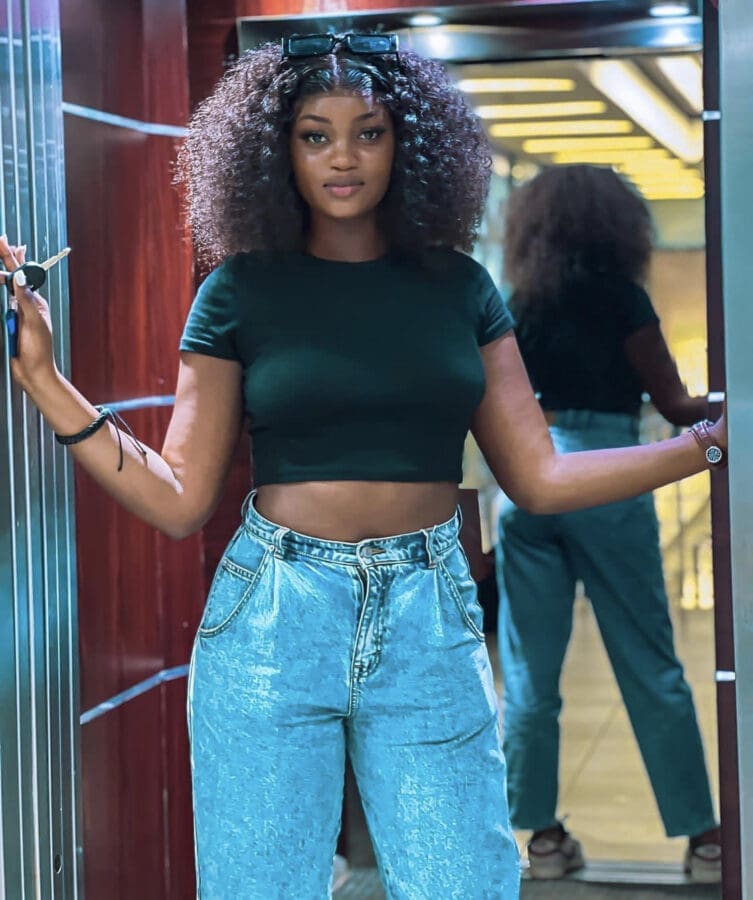 La lumineuse actrice Diarra de la série "Virginie" en mode jeans et t ...