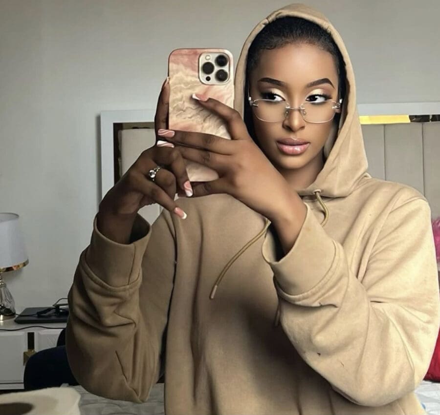 La sublime créatrice de contenu Khadija Sow en mode selfie (Photos ...