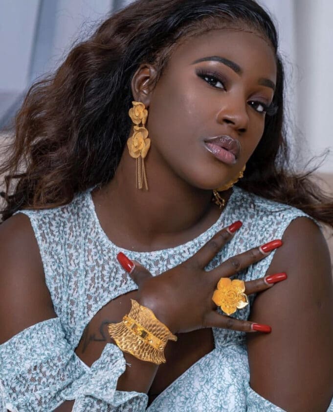 La sublime actrice Rita Hora alias Ouly dans la série « Emprises » en ...