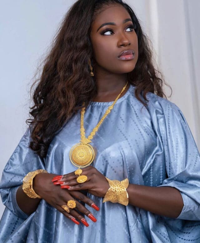 La sublime actrice Rita Hora alias Ouly dans la série « Emprises » en ...