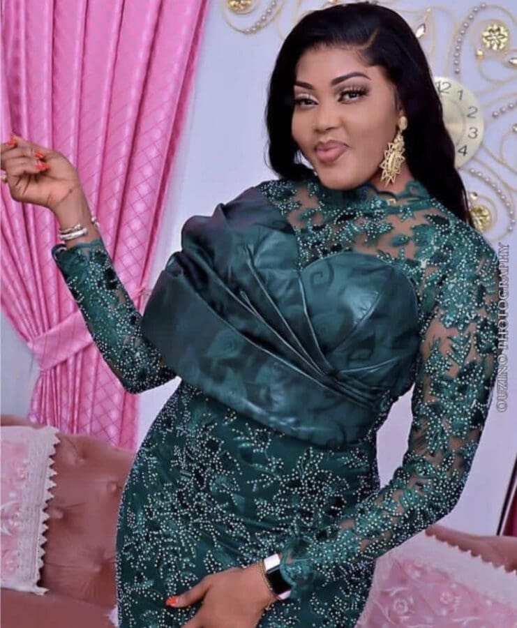 Quelques clichés de la ravissante actrice Ya Awa de la série "Serie-Infideles" dans une très ...