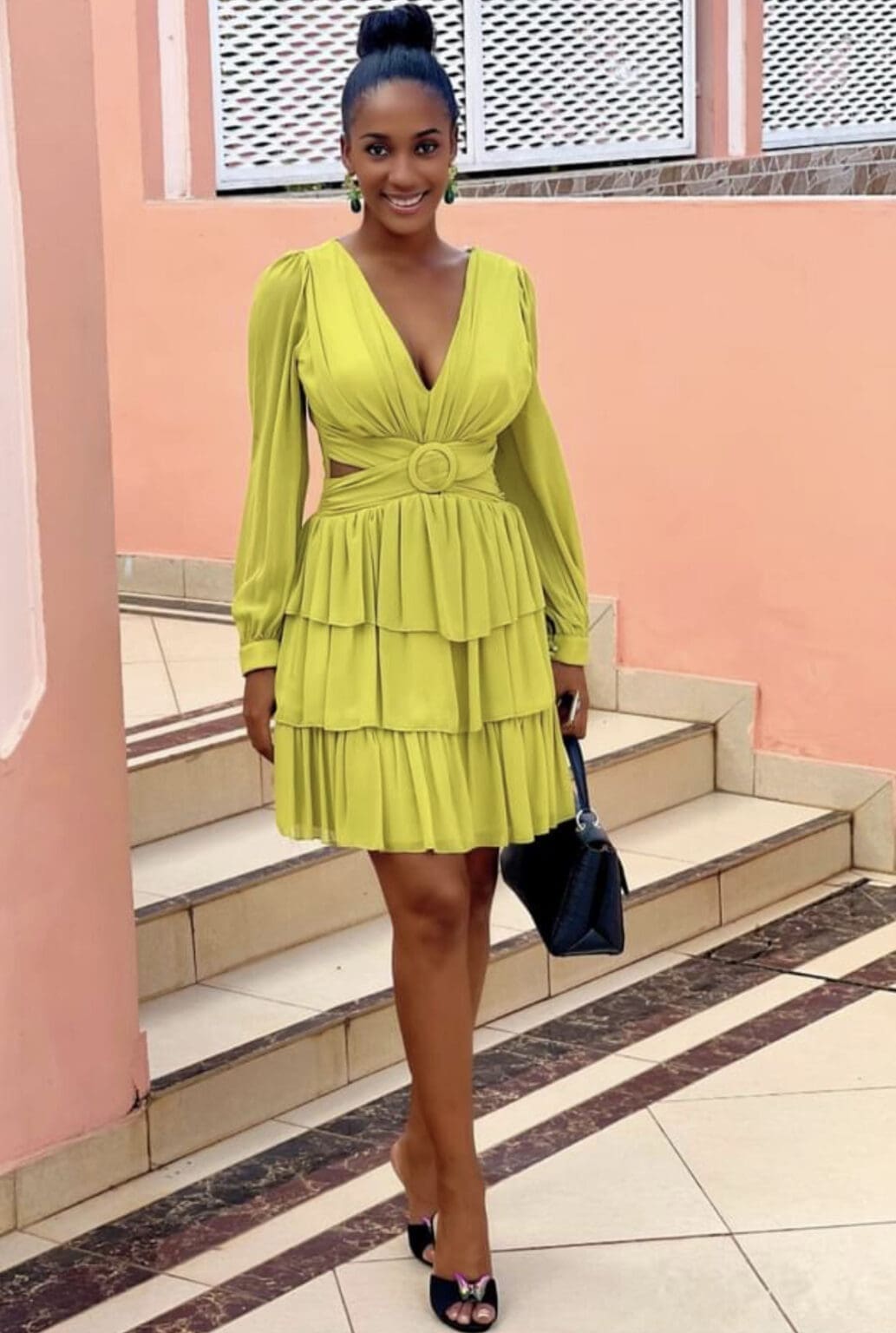 La radieuse miss et actrice Julia Samantha alias Kim dans une tenue qui ...