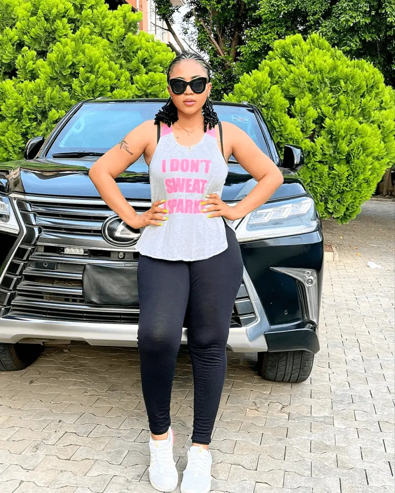 Lactrice Nigériane Régina Daniels Toujours Aussi Rayonnante