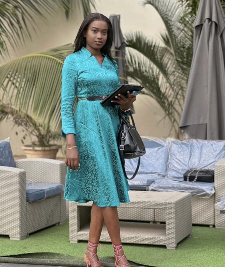 La rayonnante journaliste Astou Dione dans une très belle robe (Photos ...