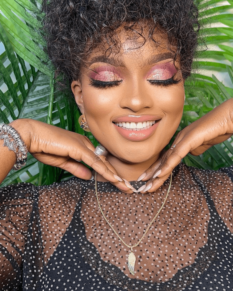 La ravissante actrice Adjara Faye alias Ndella dans la série"Woudiou ...