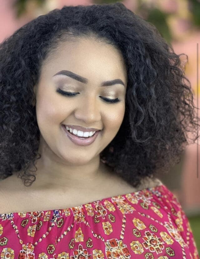 Le sourire ravageur de la charmante influenceuse Faynara (Photos ...