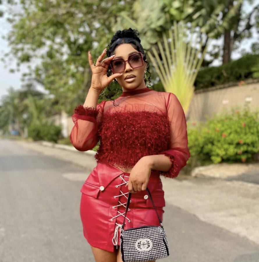 La sublime actrice camerounaise Syndy Emade dans une très mini jupe ...