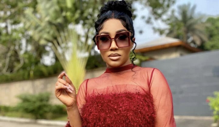 La sublime actrice camerounaise Syndy Emade dans une très mini jupe ...