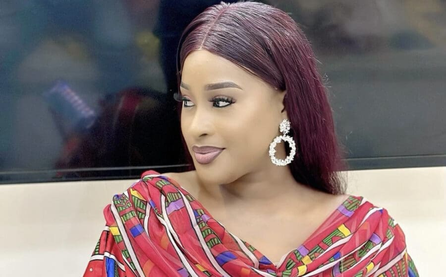 La pétillante actrice Esther Ndiaye alias Racky de la série "Maîtresse ...