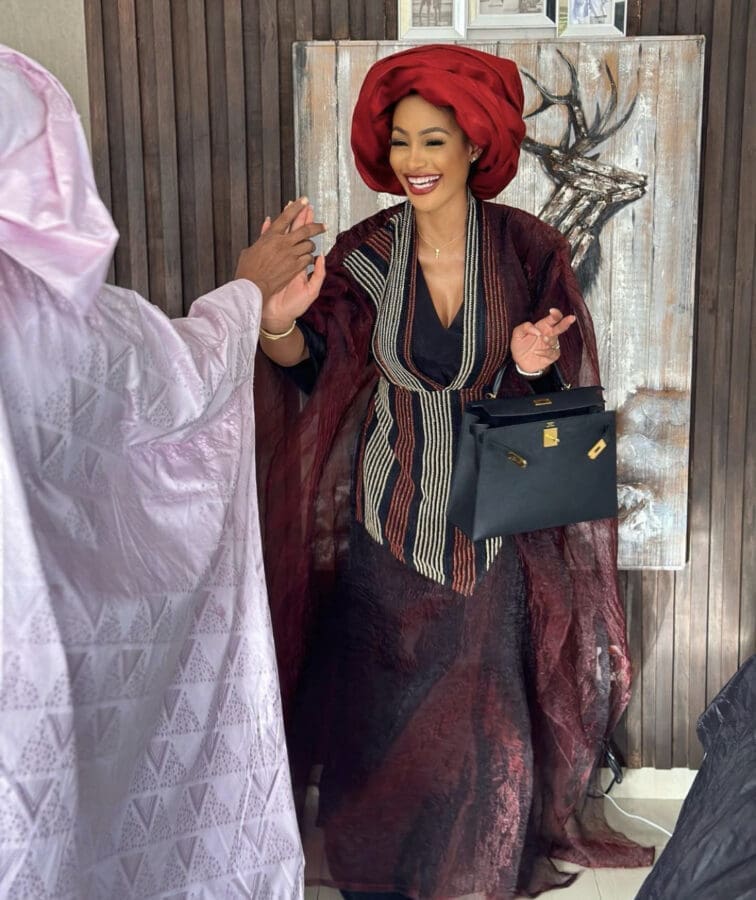 L'envoûtante Miss Sery Dorcas illumine la toile dans une tenue ...