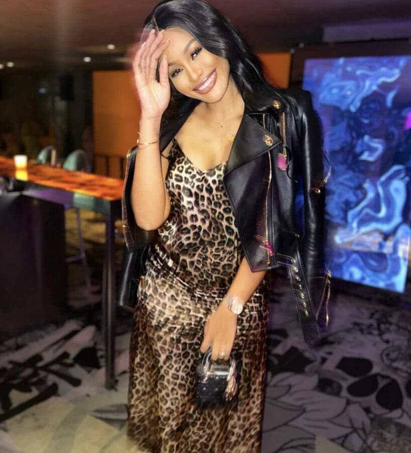 La radieuse Miss Sery Dorcas éblouissante dans une magnifique robe.