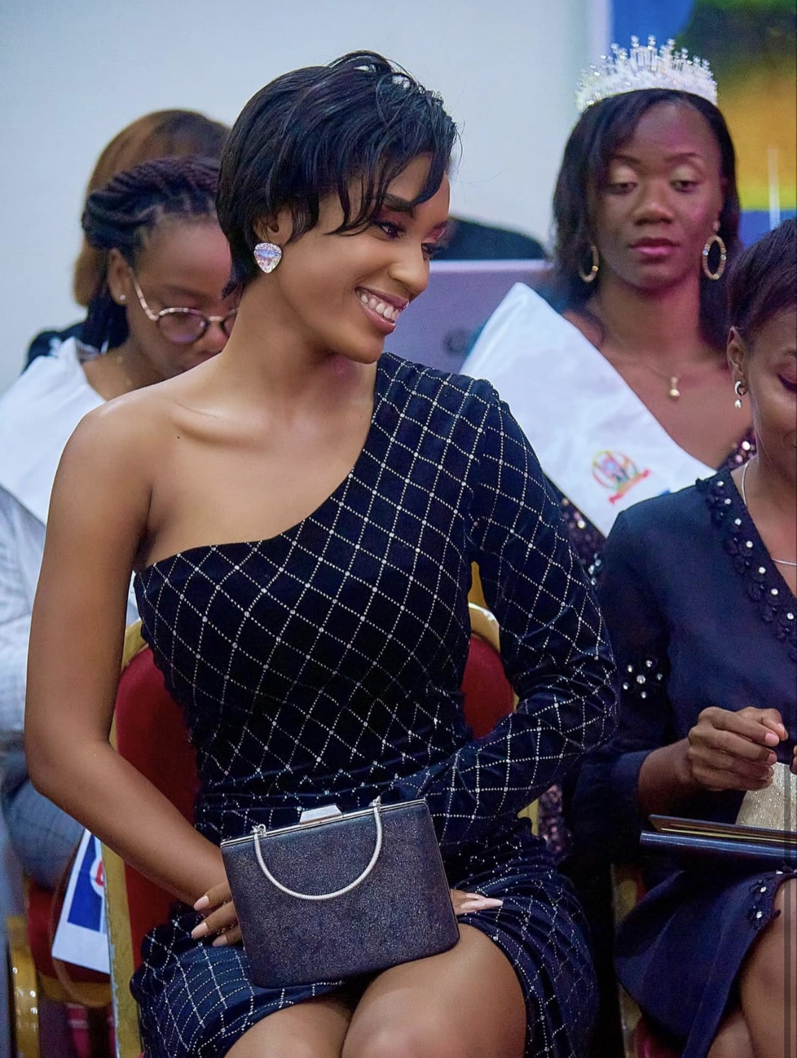 La splendide actrice et Miss Cameroun, Julia Samantha EDIMA (avec ...