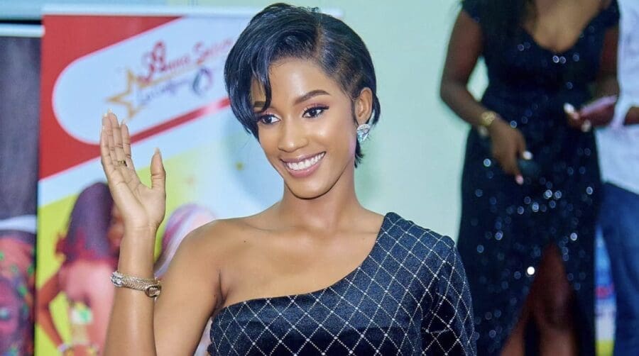 la-splendide-actrice-et-miss-cameroun-julia-samantha-edima-avec